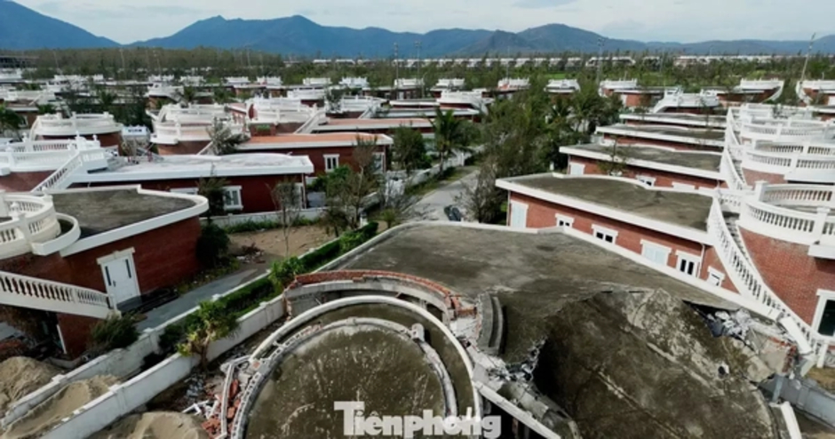 Tận thấy khu du lịch có hàng chục căn villa 'rách nát' do bão